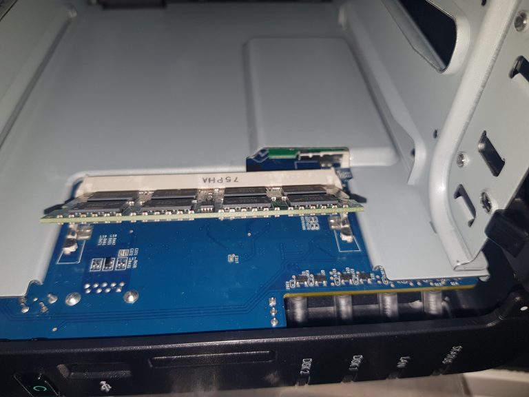 Synology DS218+ Unboxing and 8GB RAM upgrade – Poyu